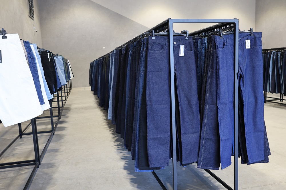 Mega Jeans inaugura em Piracicaba com preço único de R$ 49,99 e mais de ...